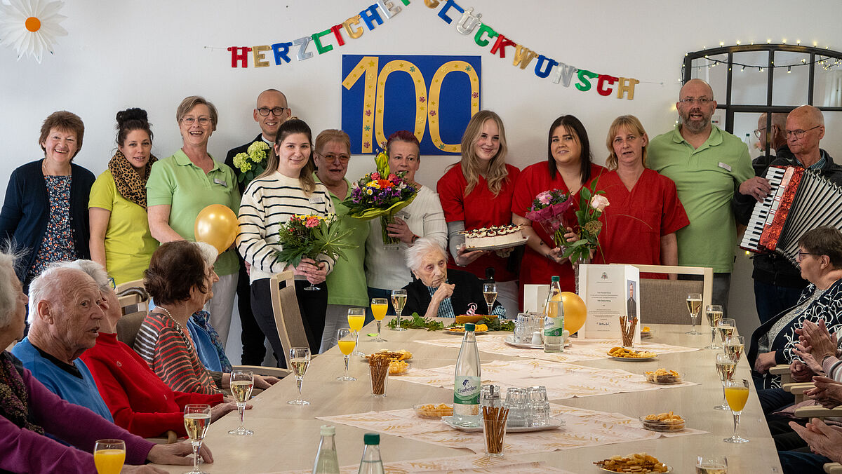 Feier zum 100. Geburtstag von Frau Knust im DRK Seniorenzentrum Silbach ...